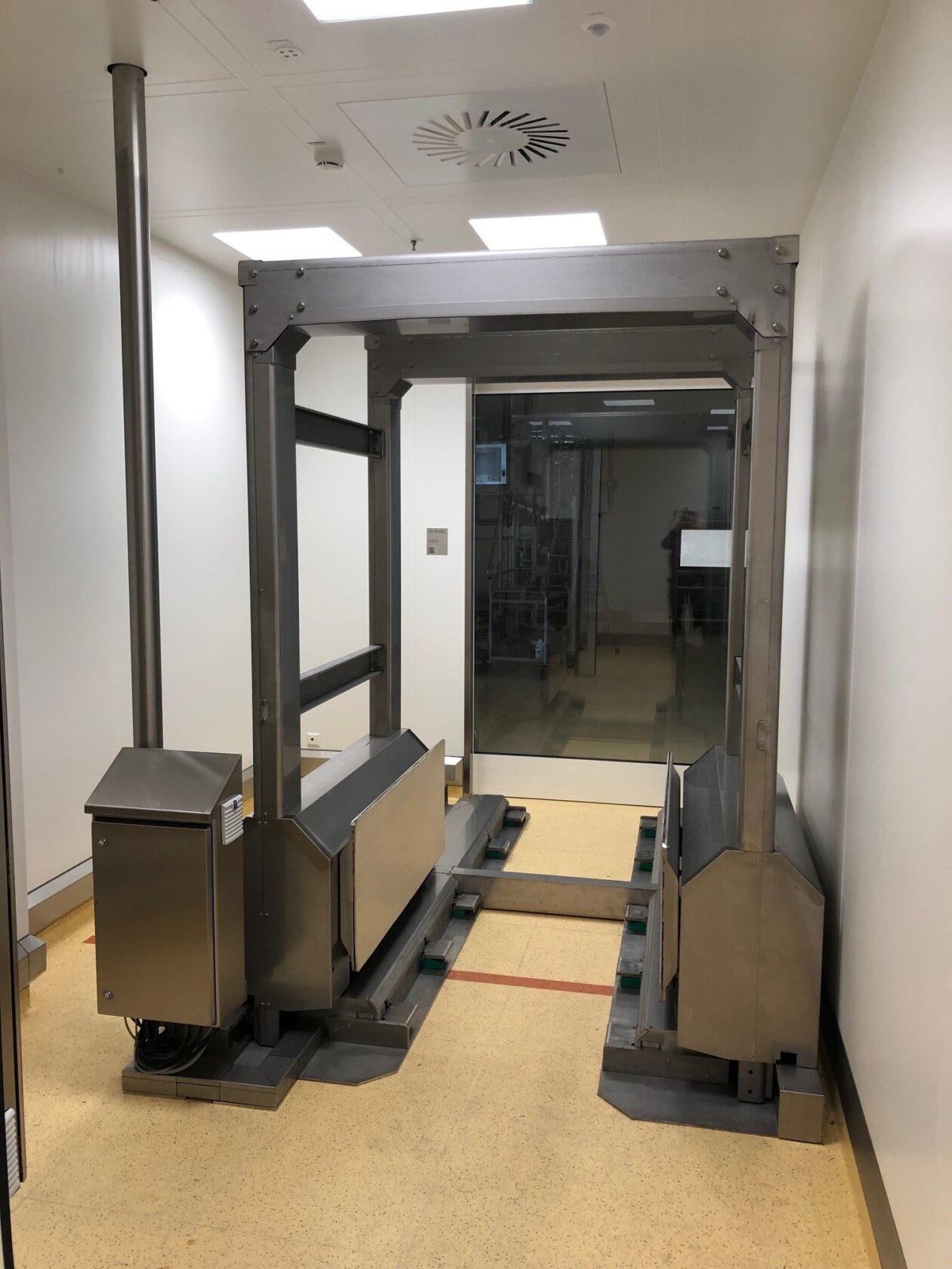 Palettenwechsler für Reinraumschleuse - Baust Gruppe